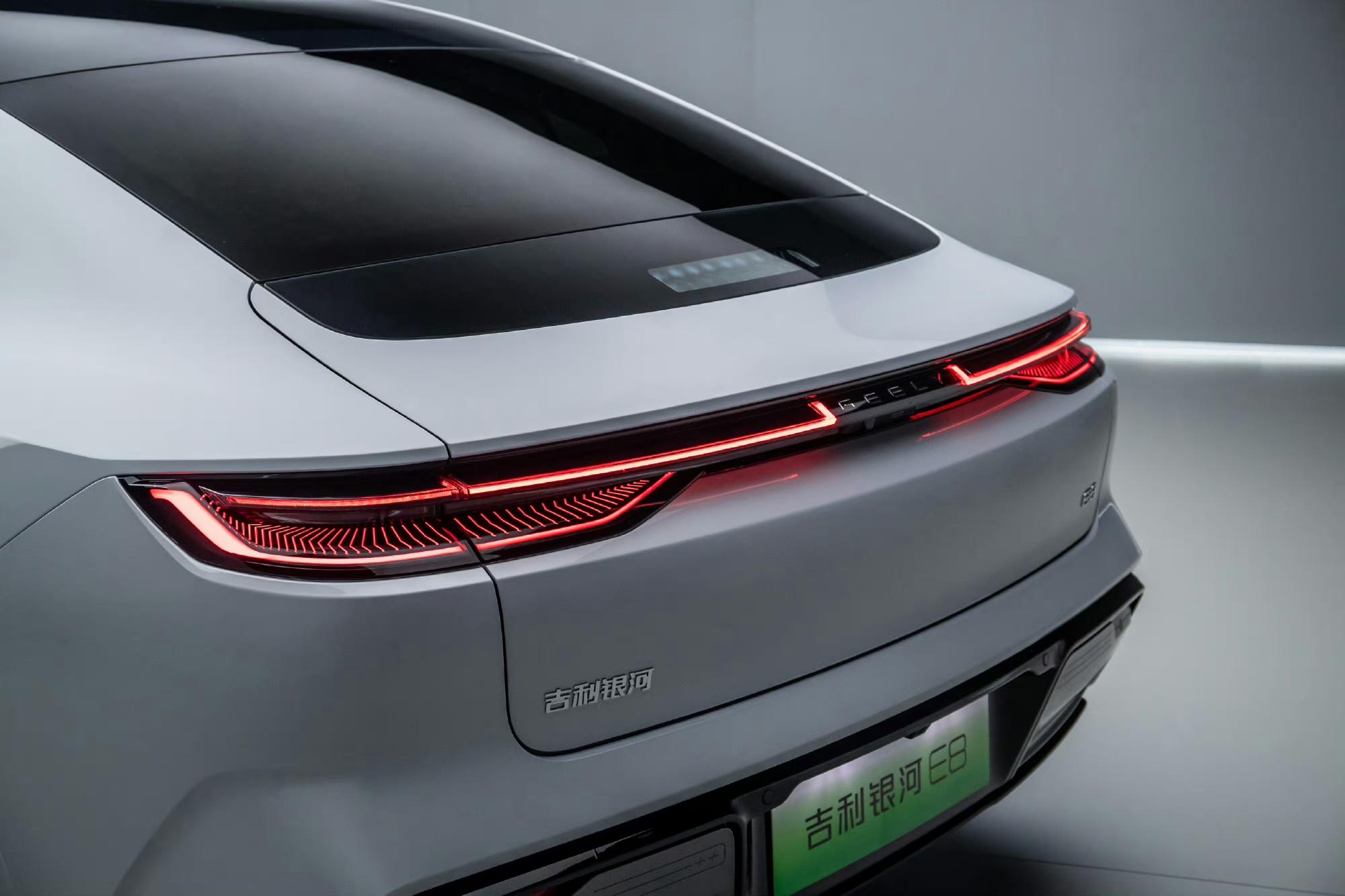 45英寸8K屏+8295芯片，吉利银河E8亮相广州车展