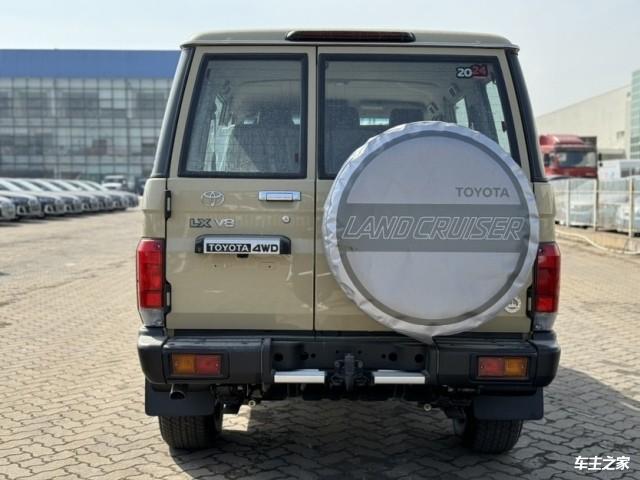 2024款丰田LC76柴油4.5T穿越时光的硬派传奇