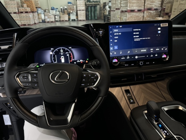 24款雷克萨斯LM500h 2.4T 四座大满配 MPV中的老大哥